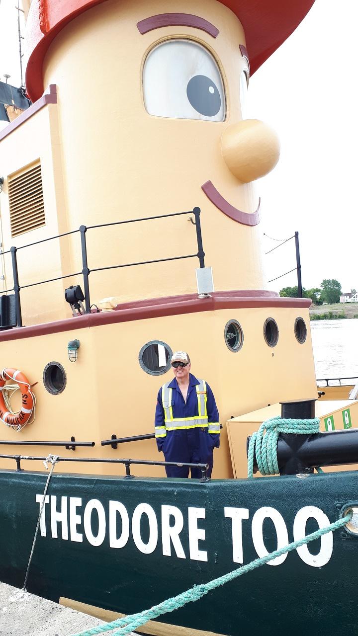 Theodore Tugboat draws crowds while travelling up St. Lawrence Seaway ...