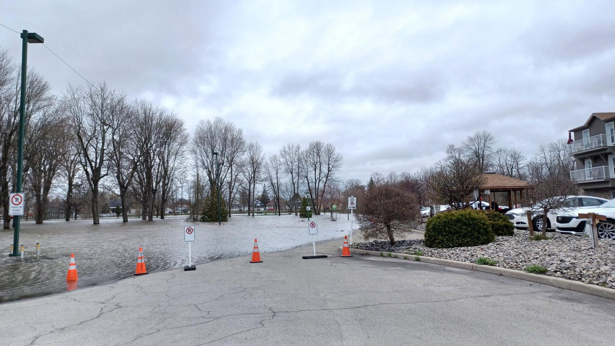 Rivière du Nord floods Lachute and St-André-d'Argenteuil