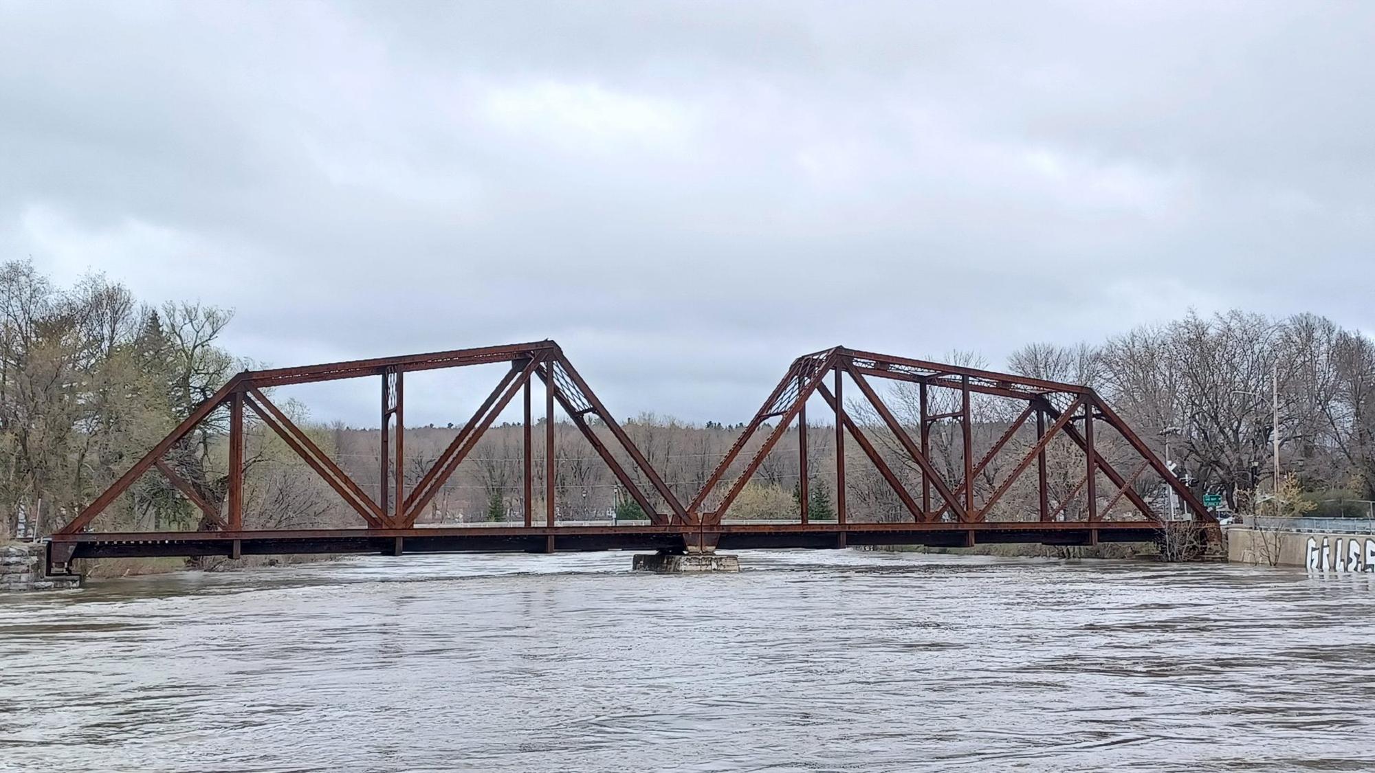 Rivière du Nord floods Lachute and St-André-d'Argenteuil