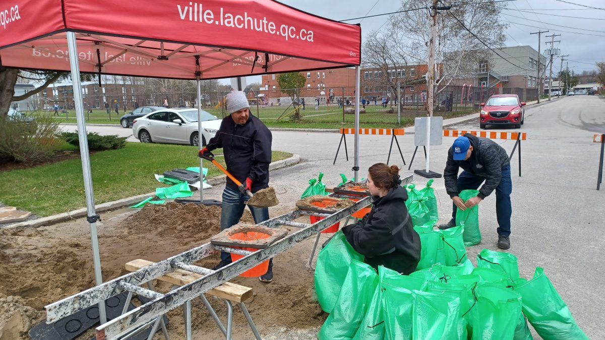 Rivière du Nord floods Lachute and St-André-d'Argenteuil